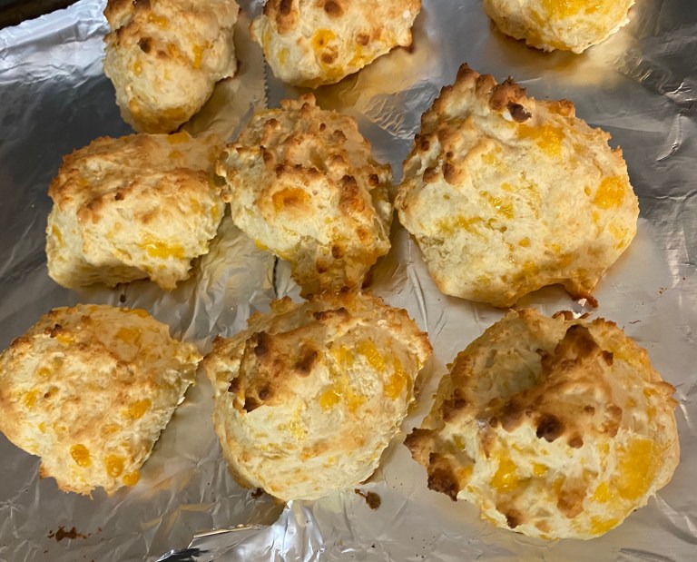 Cheddar-Garlic Biscuits – Roast 'n Relish